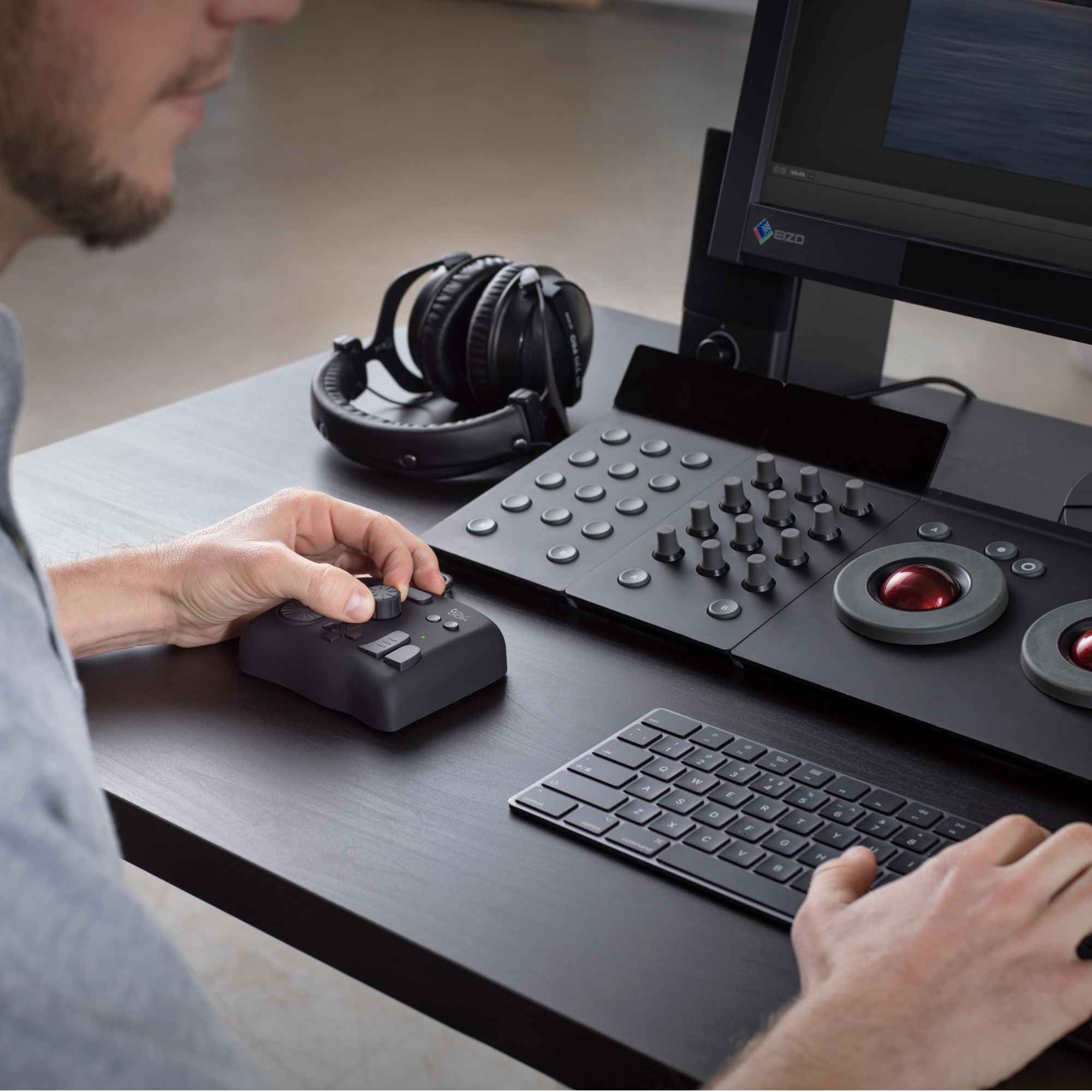 クリエイター向け実用コントローラー――TourBox NEOを購入